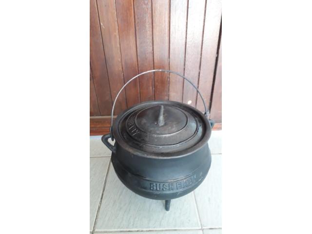 Bush Baby cast iron, 3 leg potjie pot | Garden and Braai